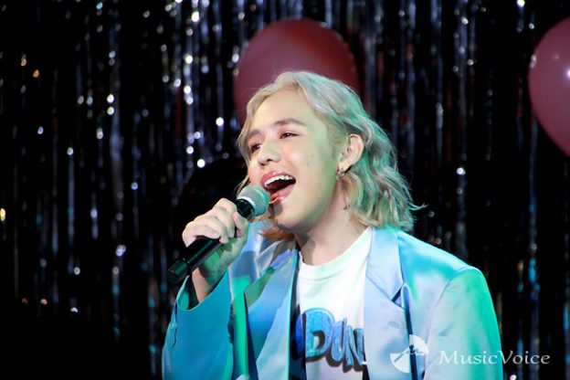 ライブパフォーマンスするRYUCHELL